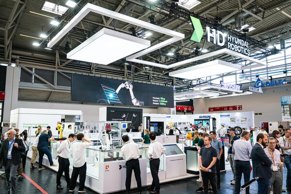 HD Hyundai Robotics showcases high-speed AI welding robots at ...