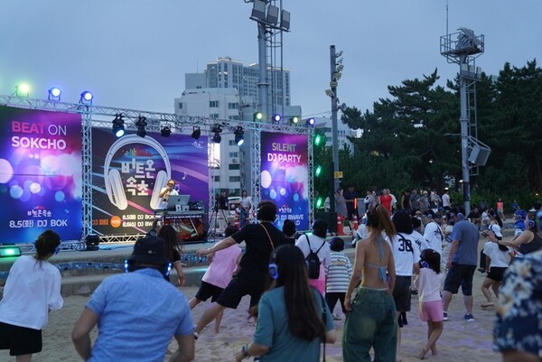The silent beat echoes through the summer night in Sokcho